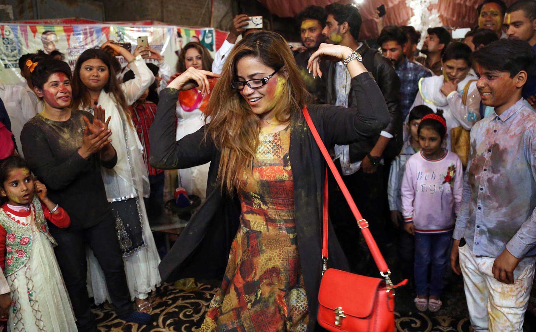 In pictures: Colours and celebrations of Holi - Pakistan - Dunya News