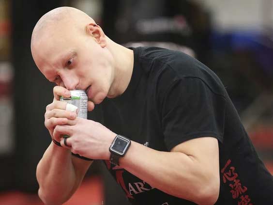 Ontario man breaks world record by opening 24 cans with teeth in one ...