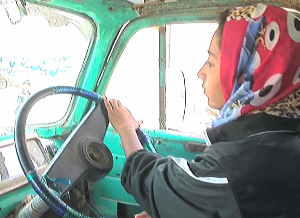 Shattering taboos: Meet Karachi's teenage girl rickshaw driver ...