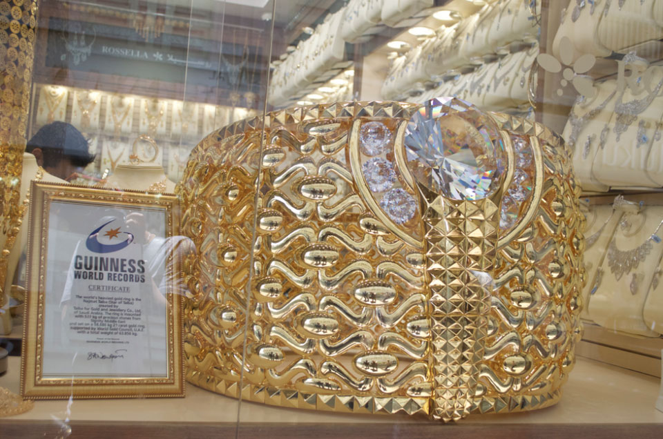 World's largest gold ring on display in Sharjah - WeirdNews - Dunya News