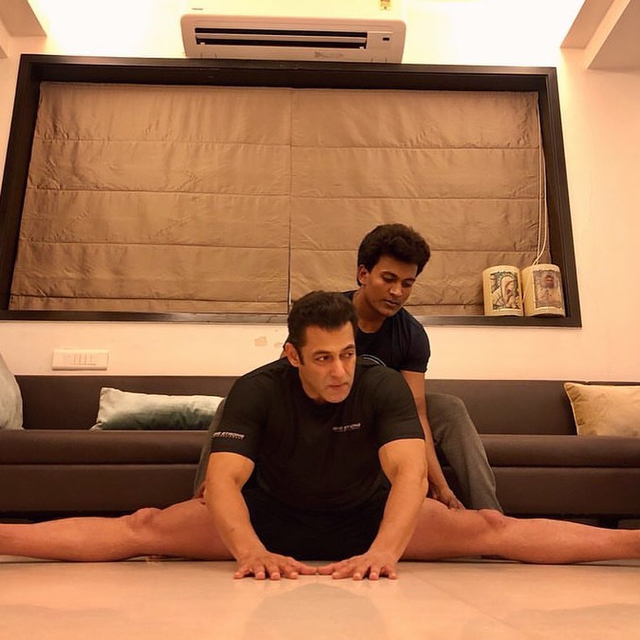 Salman Khan doing leg splits at 53 - Entertainment - Dunya News