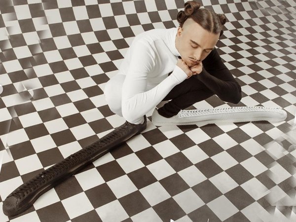 German brand introduces world's longest shoes - WeirdNews - Dunya News