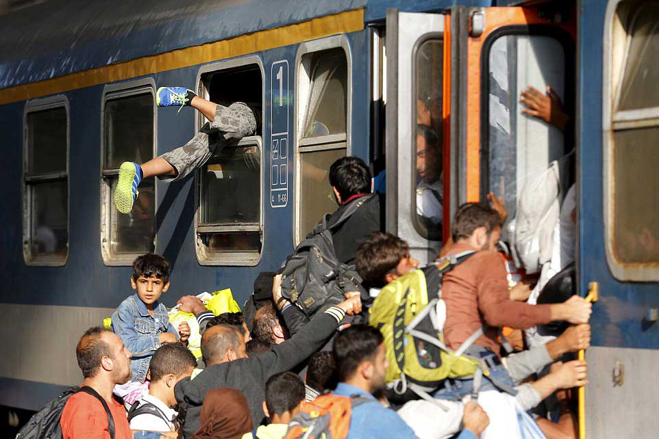 PM Nawaz inaugurates Islamabad-Karachi Greenline Train