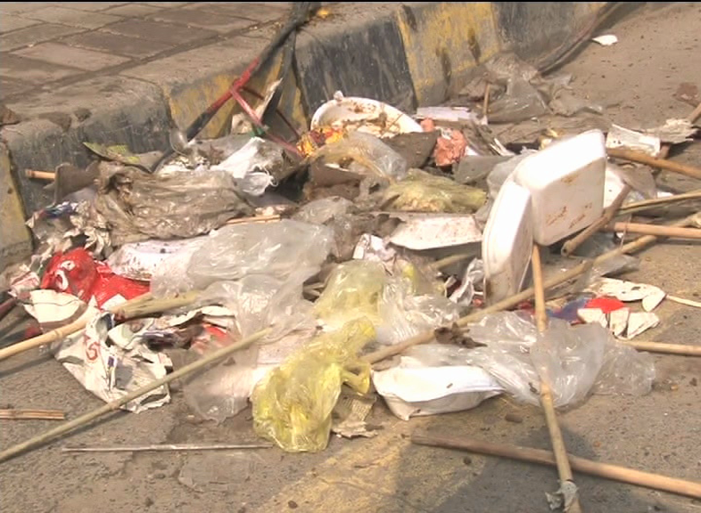 Lahore's Mall Road littered with heaps of garbage after PAT ends sit-in ...