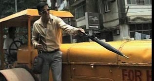 Akshay rides road roller to promote Khatta Meetha