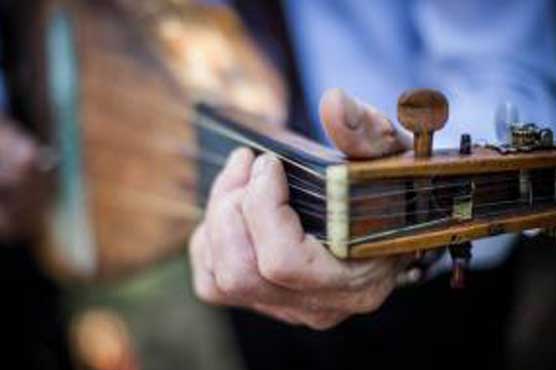 Saving Romania's cobza from playing its last notes