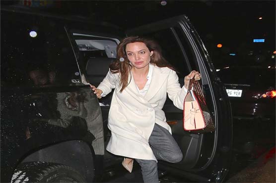 Los Angeles: Angelina Jolie shaken up in SUV crash