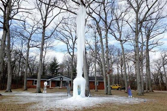Family creates 45-foot-tall icicle in front yard