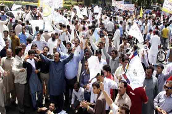 APCA protests outside Punjab Assembly, demands 50% raise in salaries