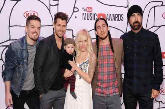 Crying baby gets Canadian singer kicked off flight