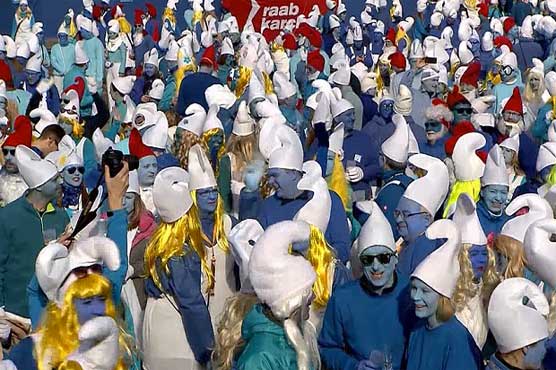 Massive crowd in Germany gets dressed as smurfs for world record bid