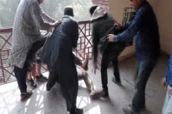 Claimant party thrashes suspect in Lahore sessions court premises ...