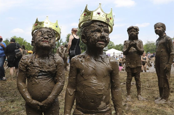 Scores of children celebrate Annual Mud Day - WeirdNews - Dunya News