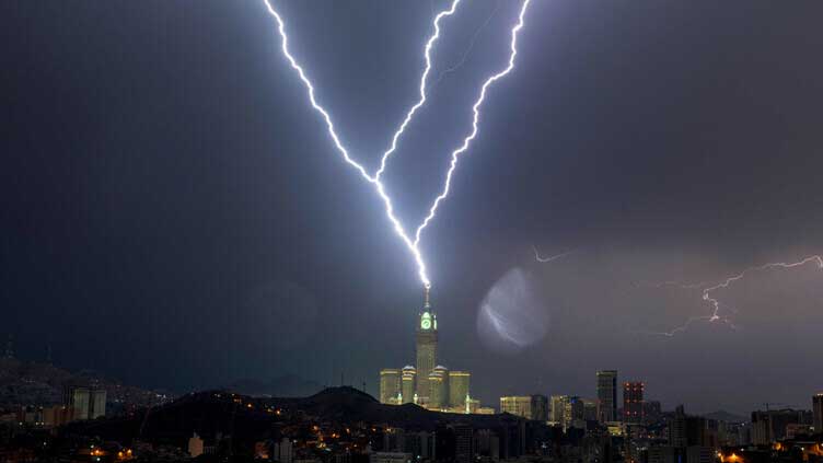 Saudi storm brings lightning, fierce winds to Makkah - World - Dunya News