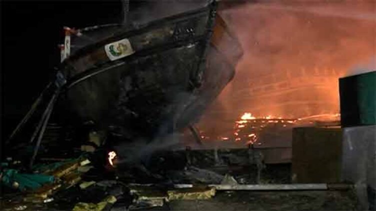 Karachi: Fire near Fishery Kala Pani brought under control - Pakistan ...