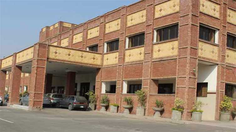 CPEIC security guards assault relatives of patient - Pakistan - Dunya News